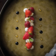 Recette : Salade et mousse meringuée de fruits rouges - Arts & Gastronomie