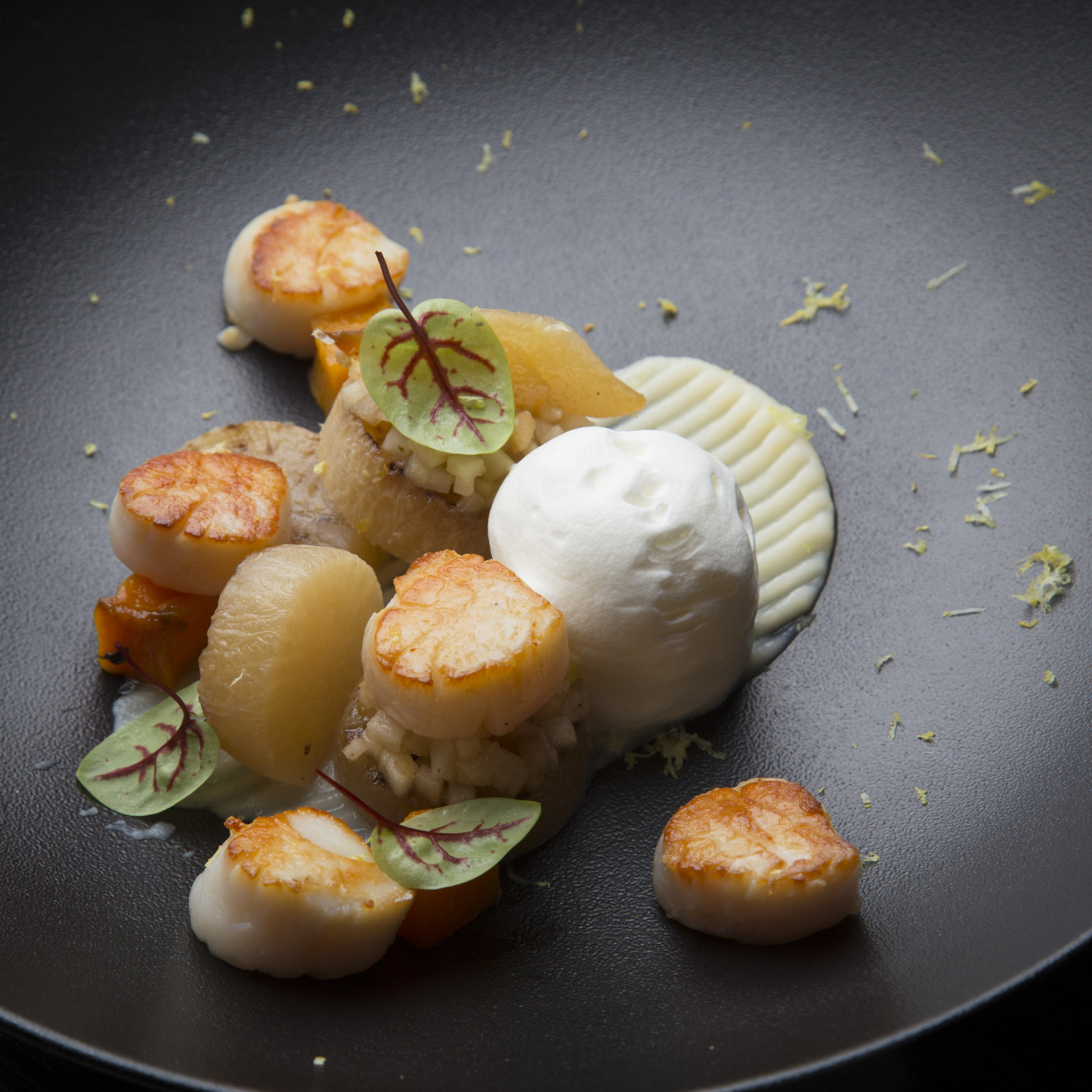 Recette : Saint-Jacques snackées et son jus perlé - Arts & Gastronomie