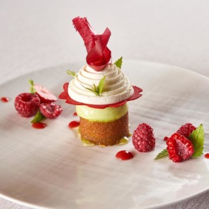 Recette : Salade et mousse meringuée de fruits rouges - Arts & Gastronomie