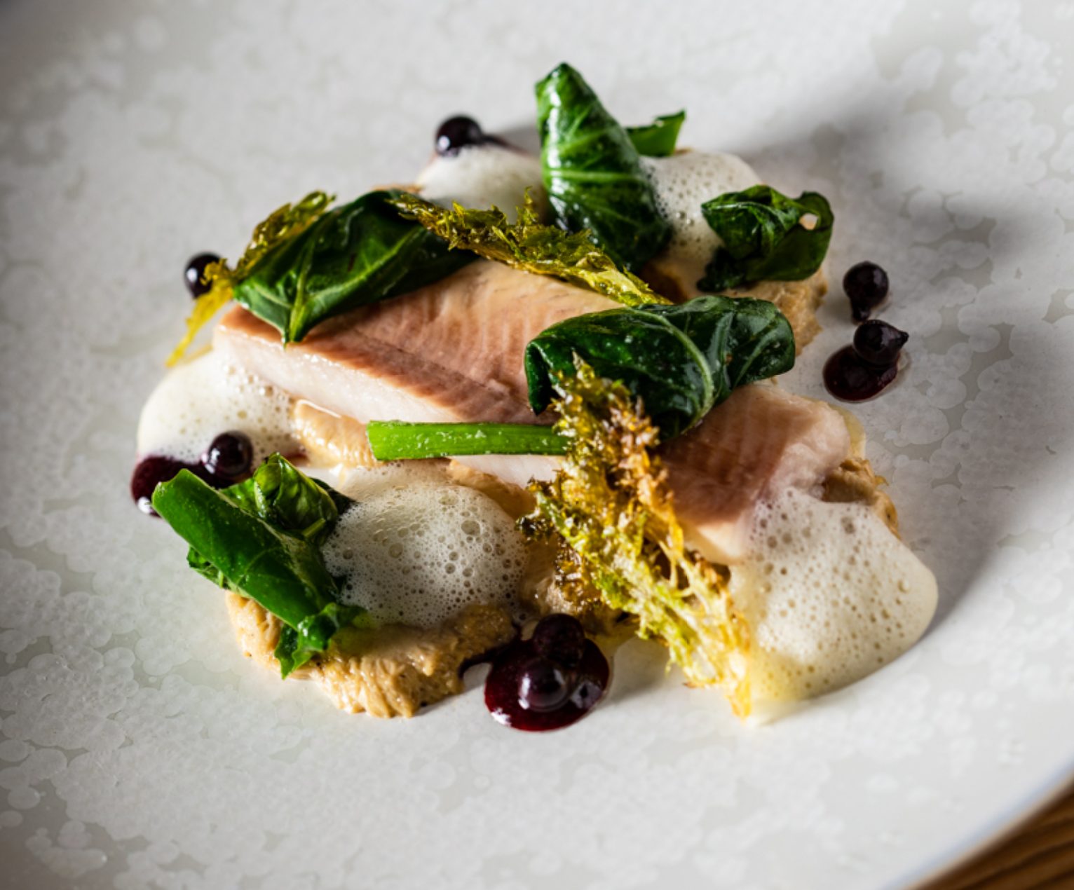 Recette : L’omble de Fontaine, absinthe et cassis - Arts & Gastronomie