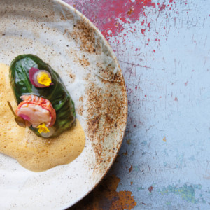 Recette : Homard, curry vert, tuile de tapioca - Arts & Gastronomie