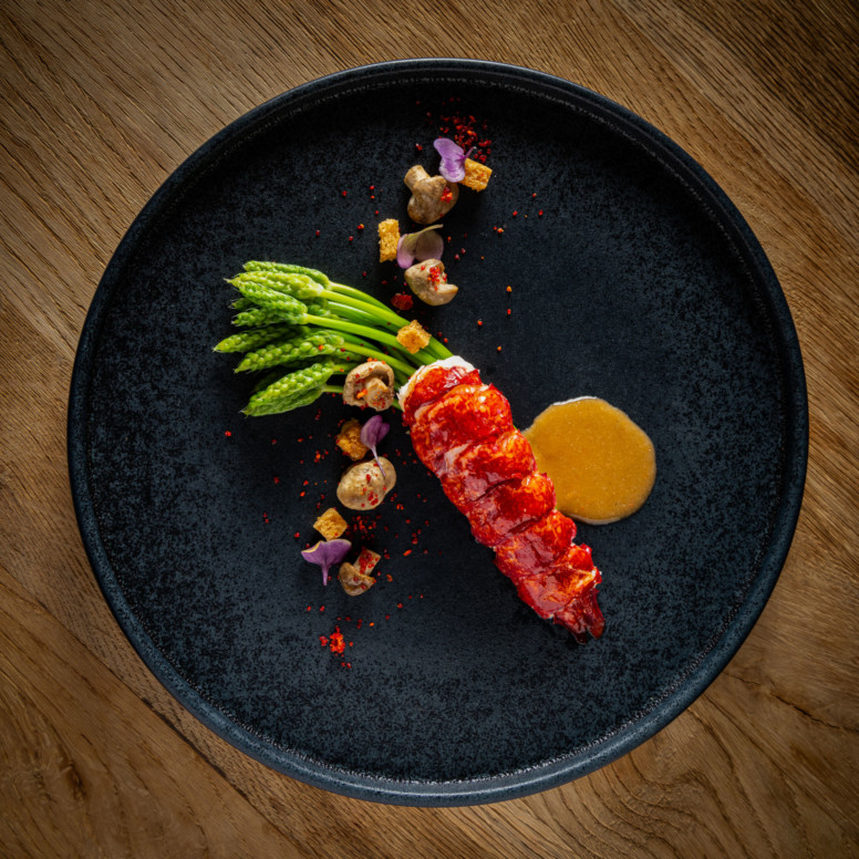Recette : Homard, curry vert, tuile de tapioca - Arts & Gastronomie